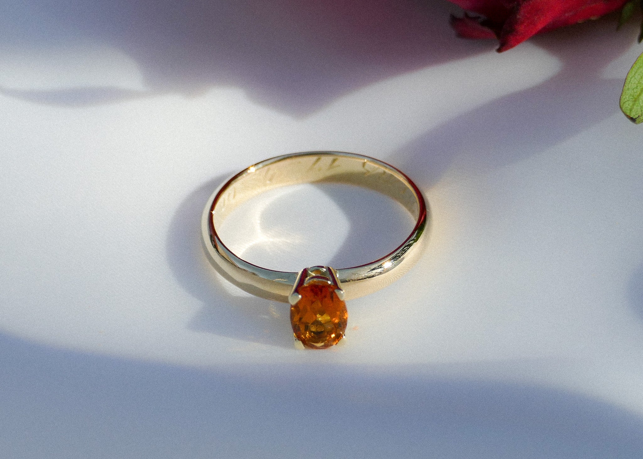 Op de trouwring van haar oma een 14 krt geel gouden chaton gesmeed en ...