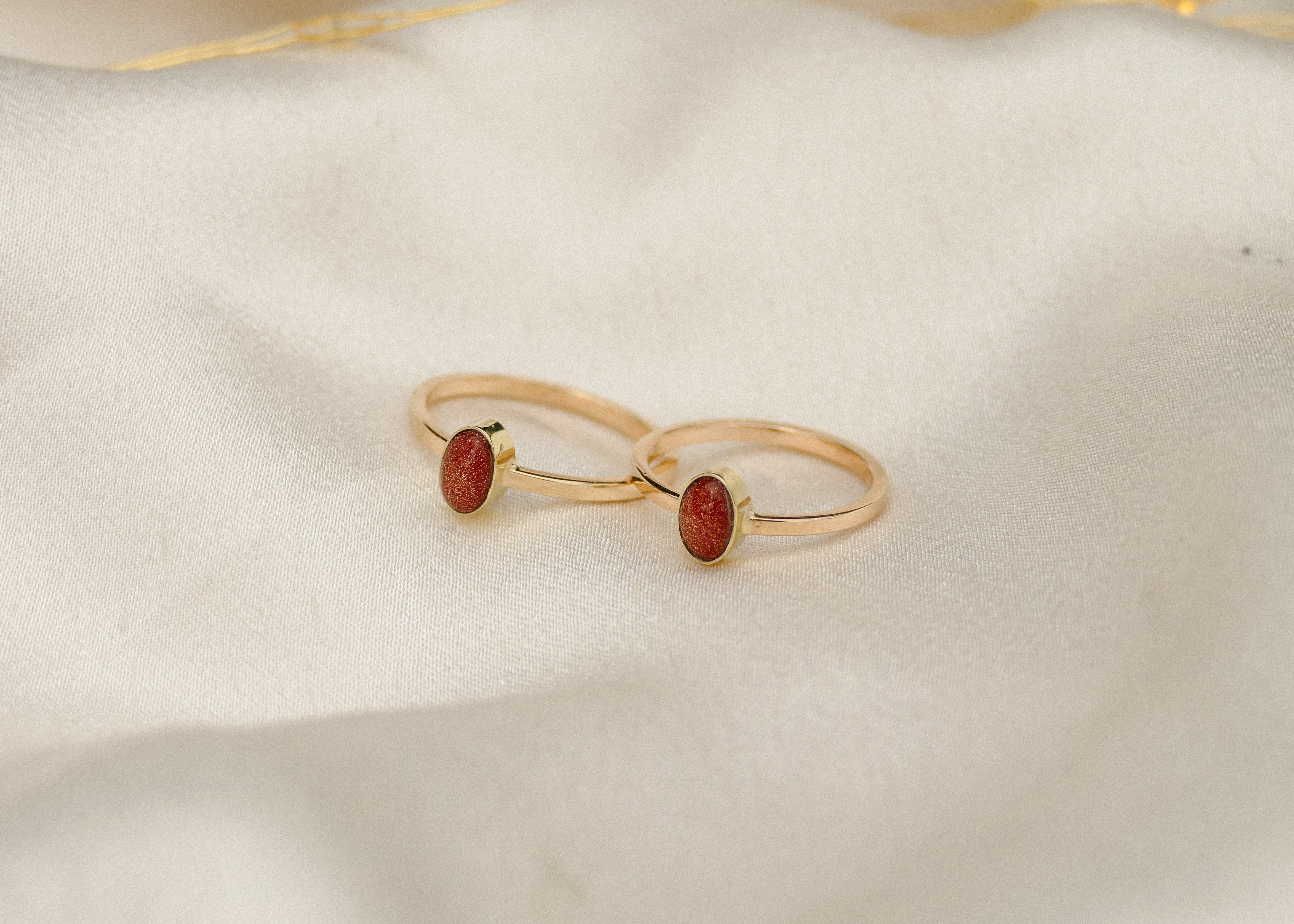 Van de ring die hij altijd droeg, twee ringen voor zijn vrouw en docht ...